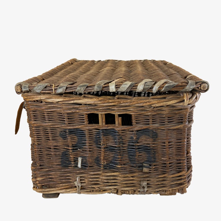 Vintage English Laundry Basket with Lid For Sale at 1stDibs