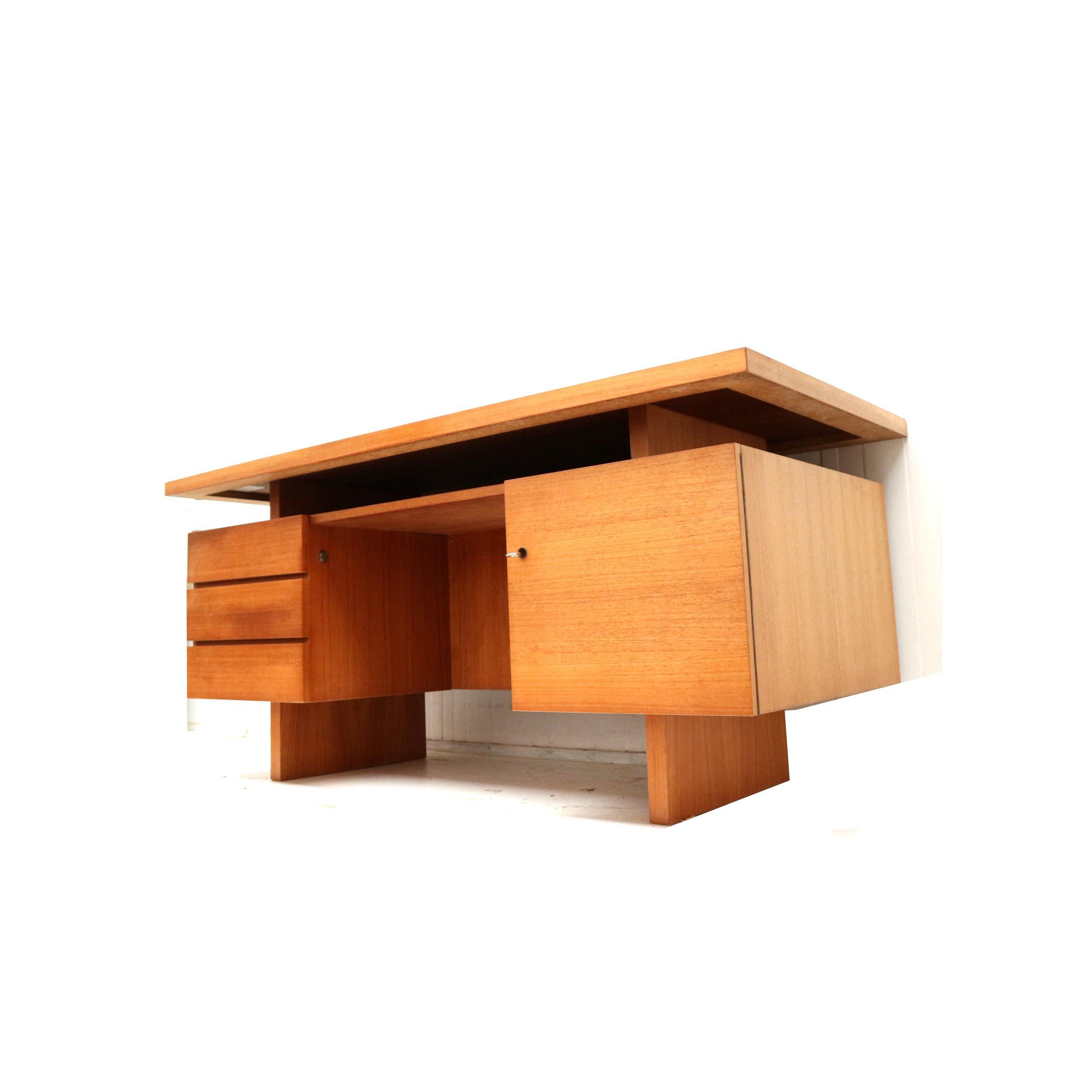 Vintage executive desk made in the 1960s For Sale at 1stDibs