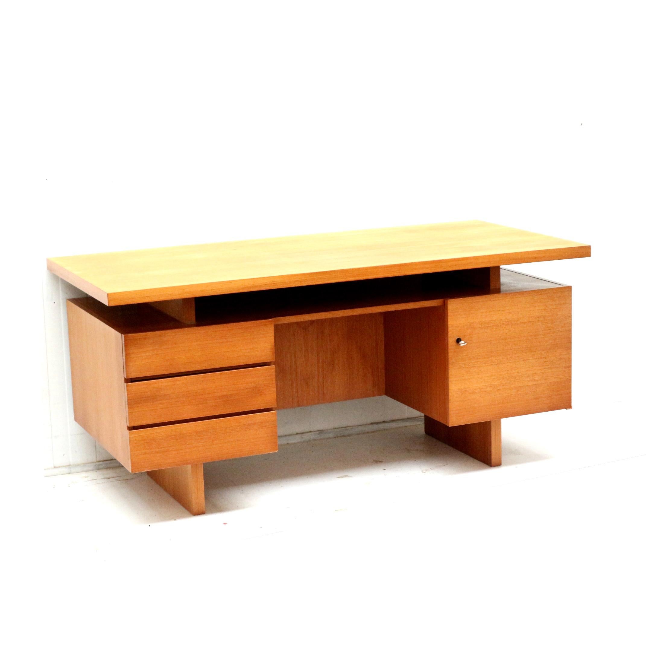 Vintage executive desk made in the 1960s For Sale at 1stDibs