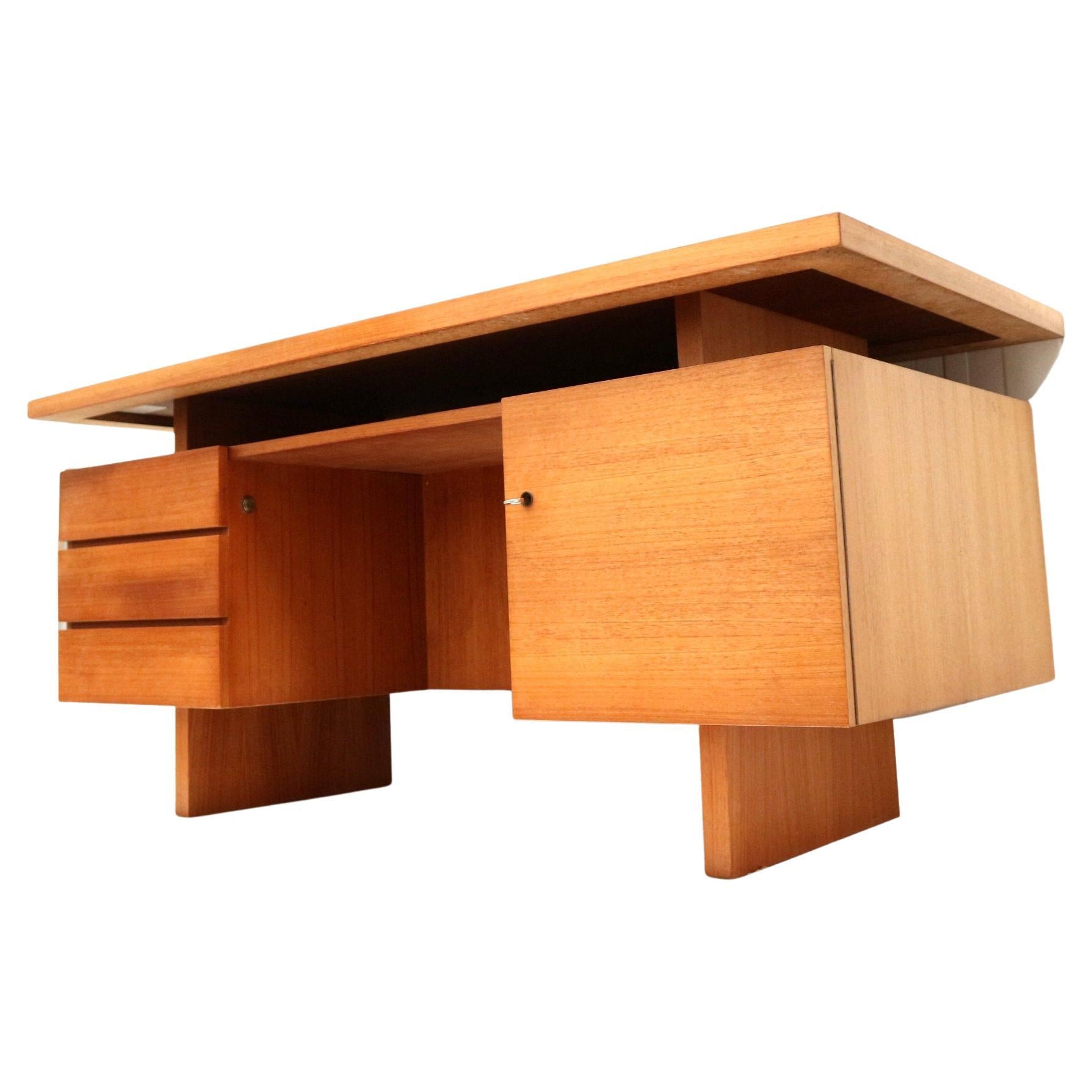 Vintage executive desk made in the 1960s For Sale at 1stDibs