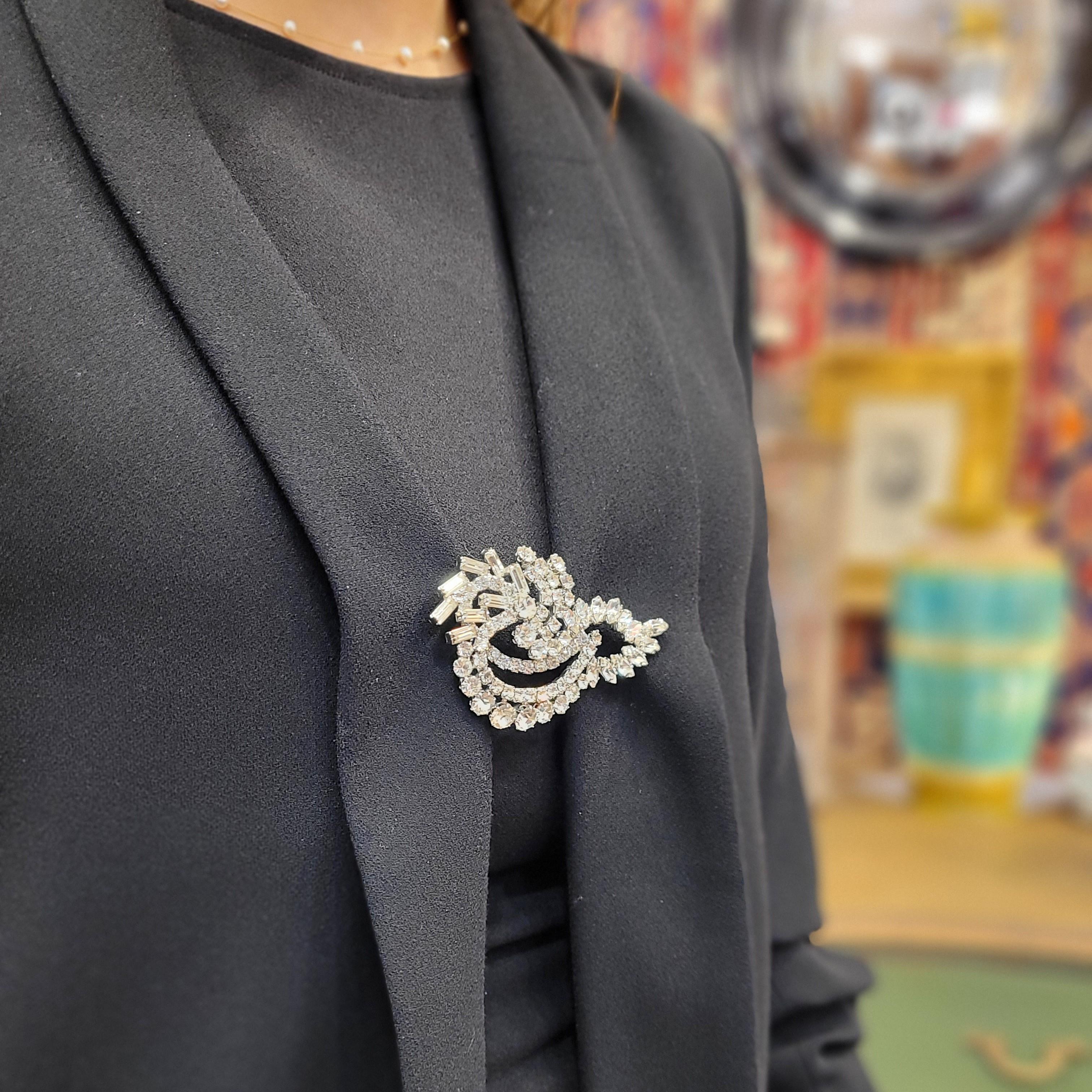 Vintage French brooch in silver metal and zircons in different sizes at ...