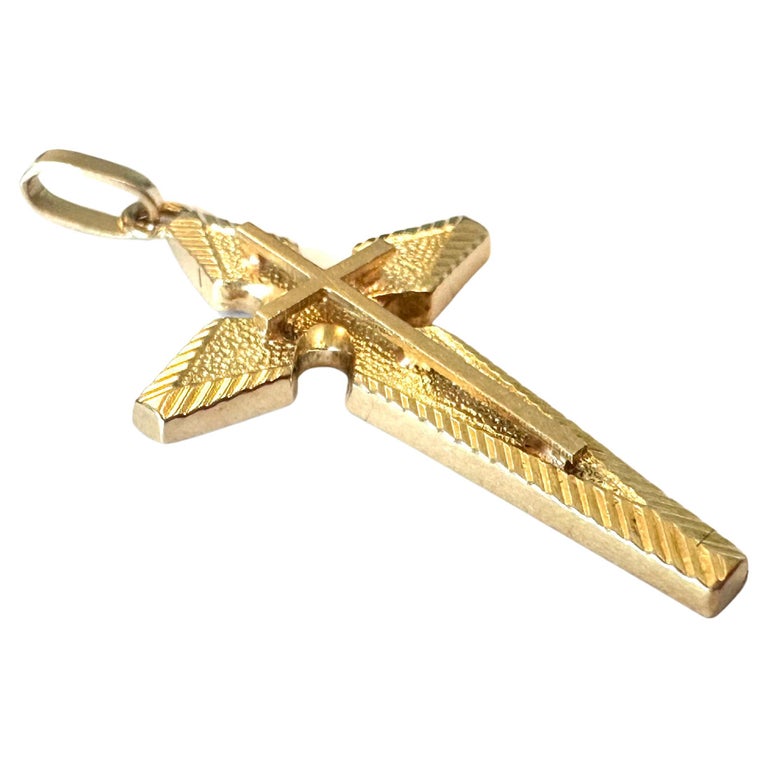 Croix en or jaune 18 carats au design français vintage En vente sur 1stDibs