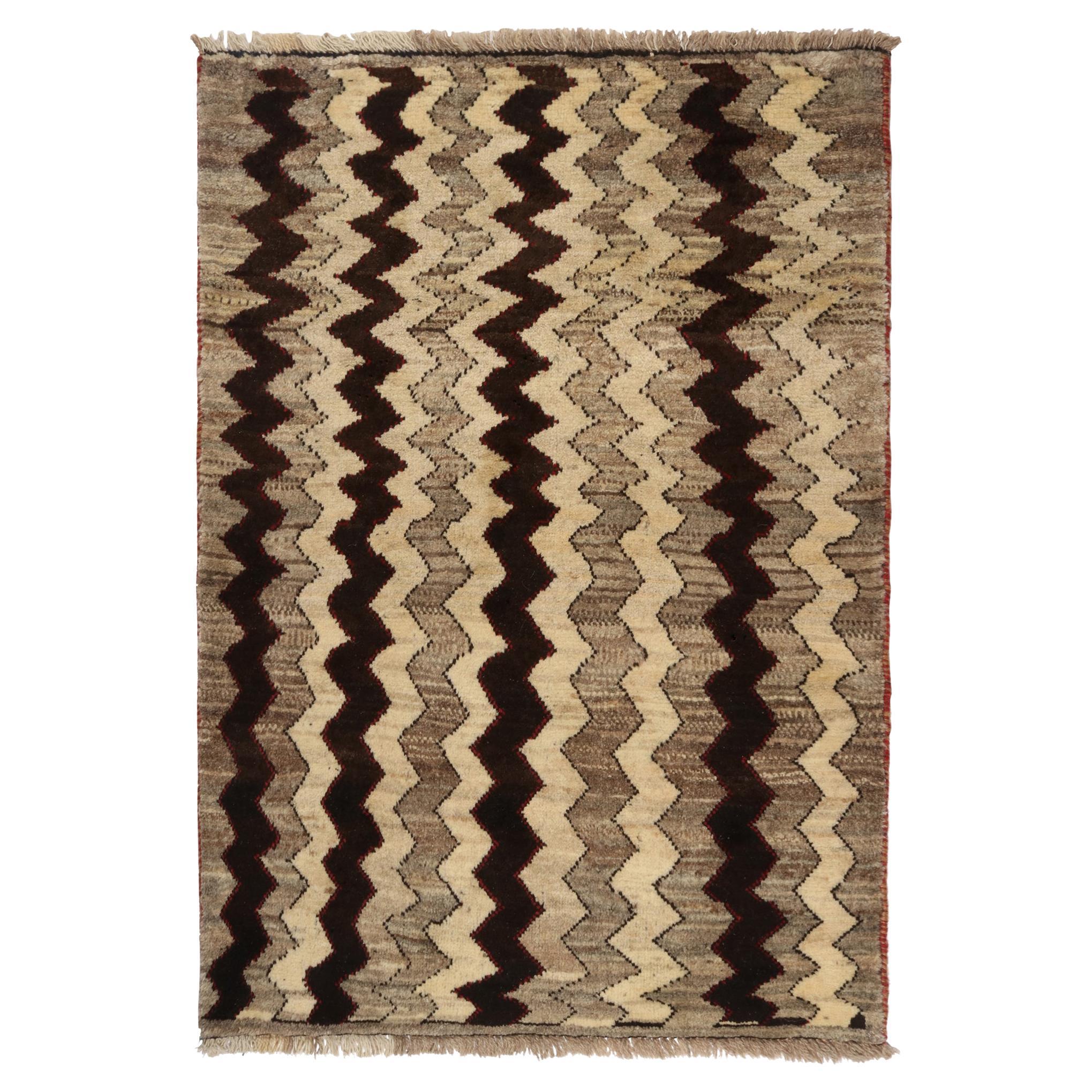 Tapis tribal Gabbeh vintage à motifs de chevrons beige-marron et noir ...