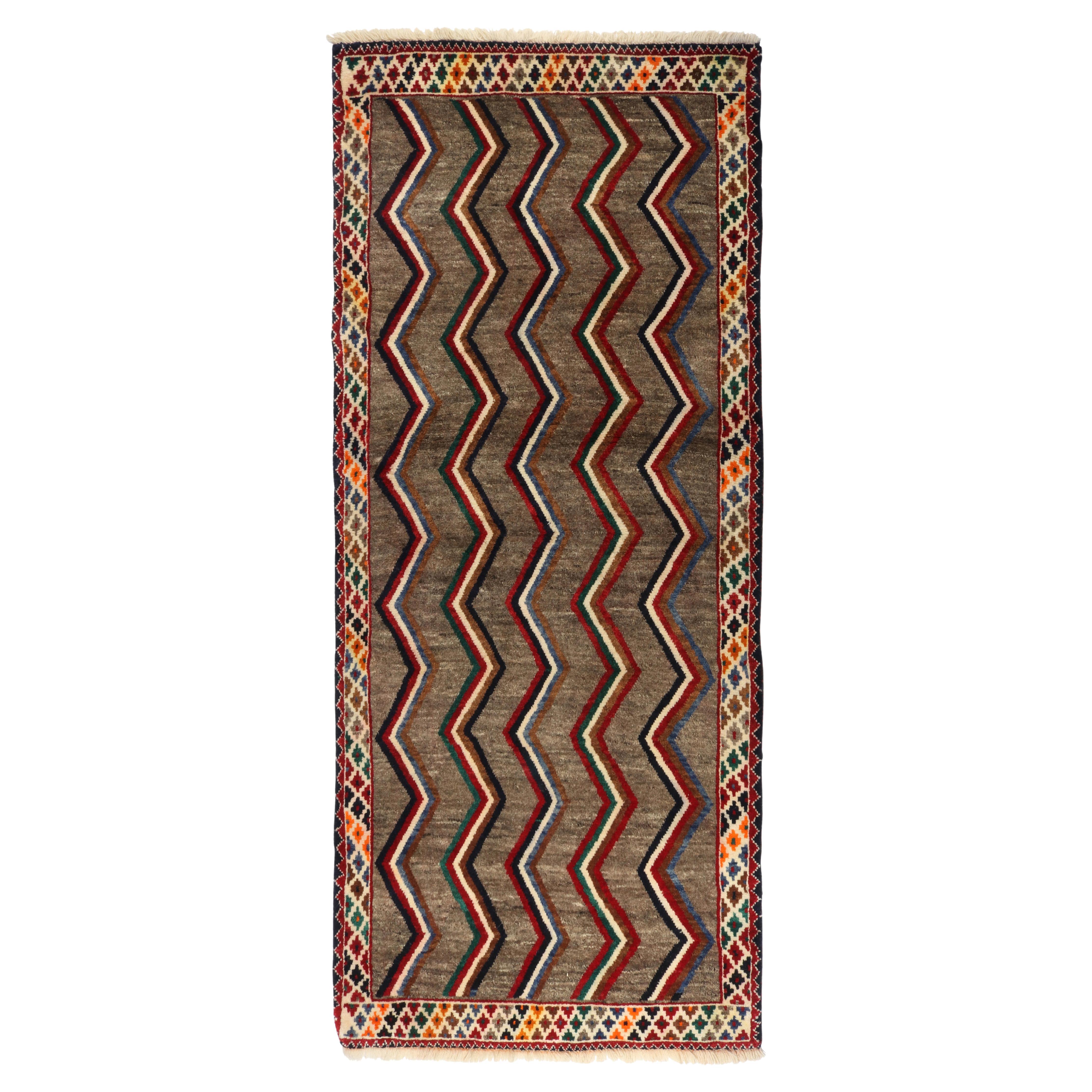 Tapis de couloir Gabbeh vintage beige avec motif de chevrons gris et ...