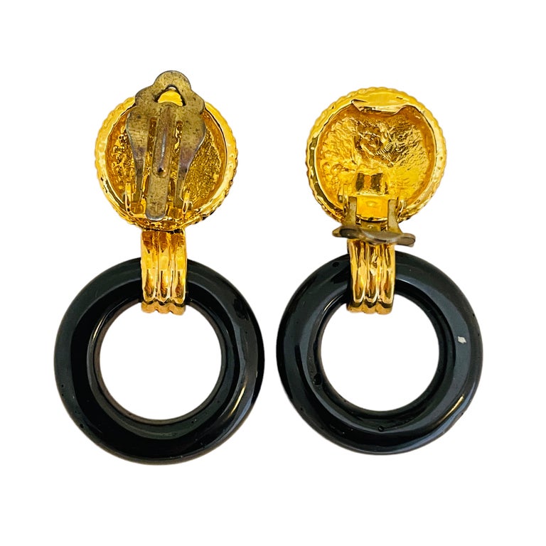 Vintage gold black door knocker dangle designer runway clip on earrings ...