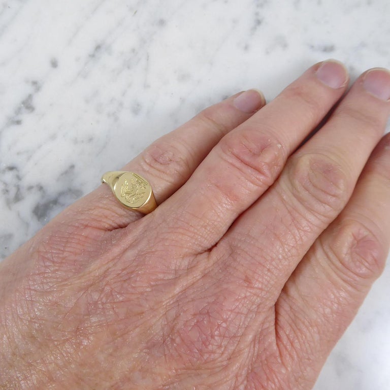 Vintage Gold Signet Ring with Engraved Crest Design at 1stDibs