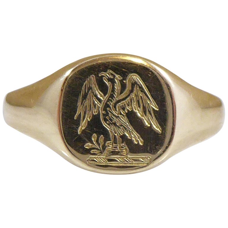 Vintage Gold Signet Ring with Engraved Crest Design at 1stDibs