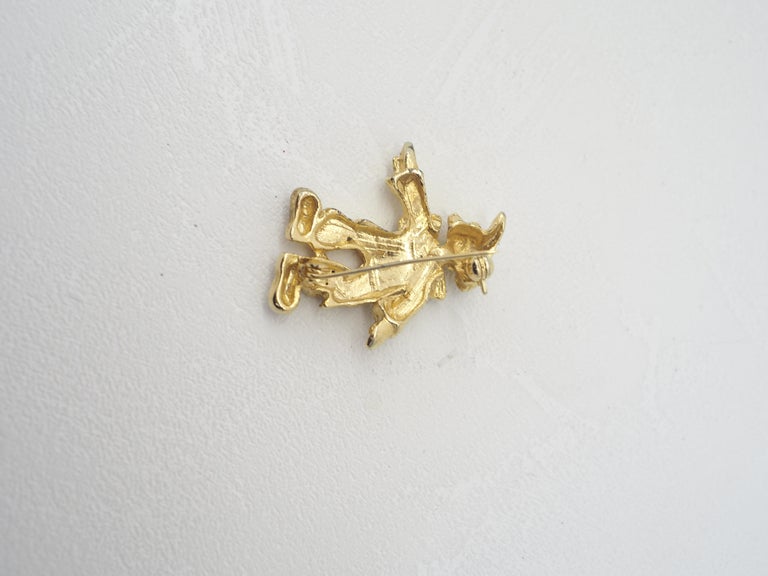 Vintage gold tone brooch For Sale at 1stDibs