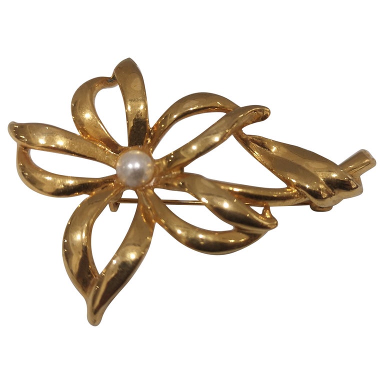 Vintage gold tone flower with faux white pearl brooch For Sale at 1stDibs
