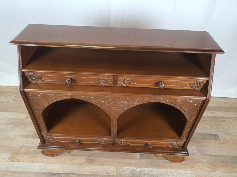 Vintage-Schrank im Flur im Angebot bei 1stDibs