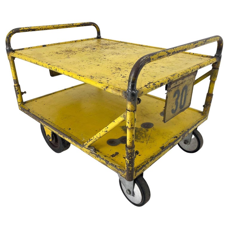 Table basse ou table d'appoint industrielle vintage sur roues / chariot ...