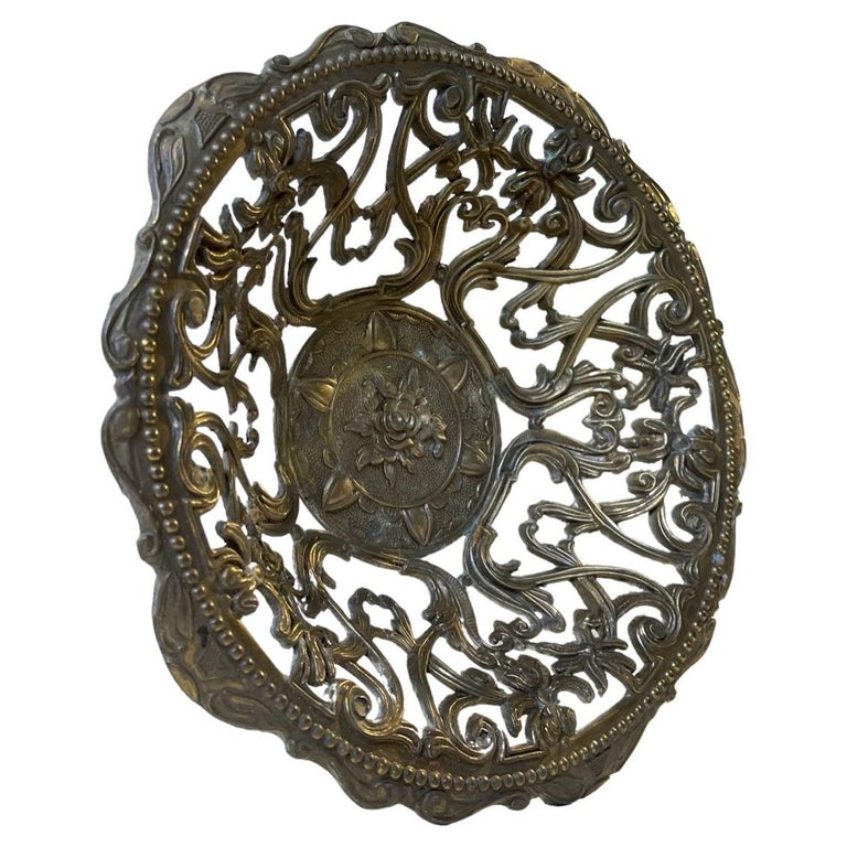 Vintage Italian Bread or Fruit Bowl in Filigree Brass For Sale at 1stDibs