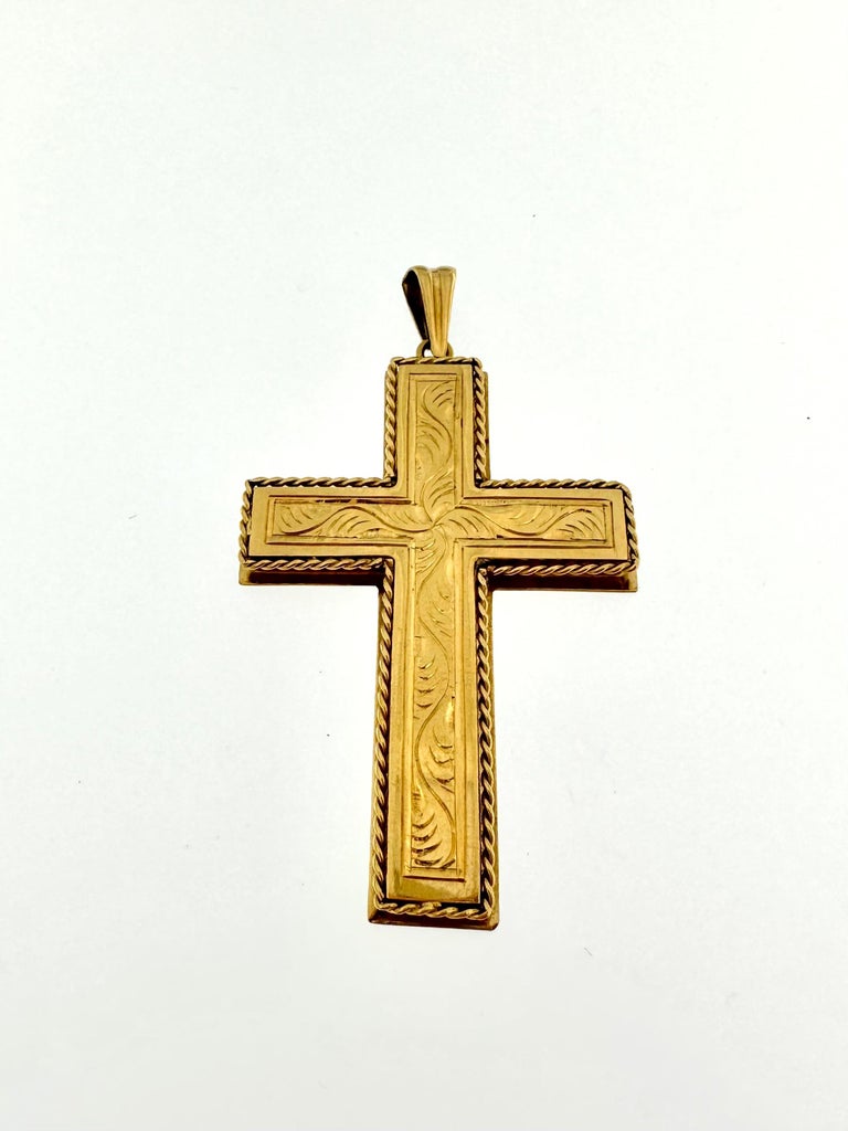Vintage Italian Cross 18kt Yellow Gold Leaves Carved For Sale at 1stDibs