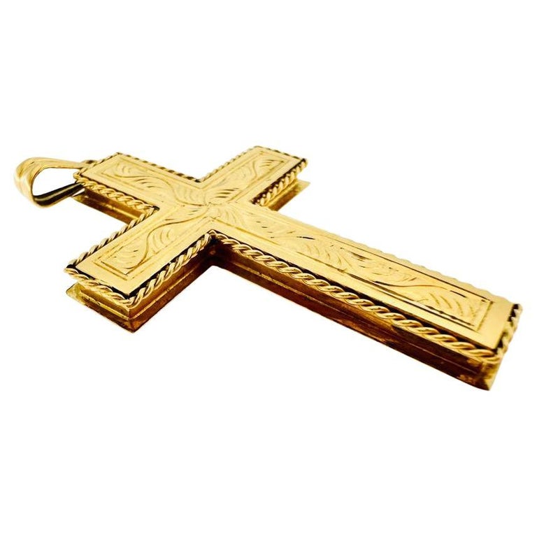 Vintage Italian Cross 18kt Yellow Gold Leaves Carved For Sale at 1stDibs