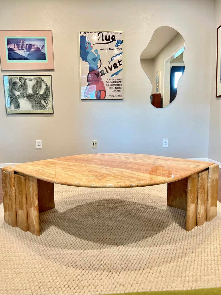 Table basse italienne vintage en forme d'œil en marbre rose attribuée à ...