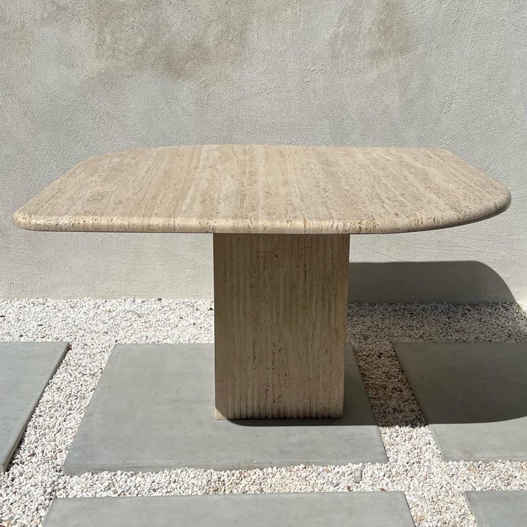 Italienischer Travertin-Esstisch in Form eines tropfenförmigen Tropfens ...