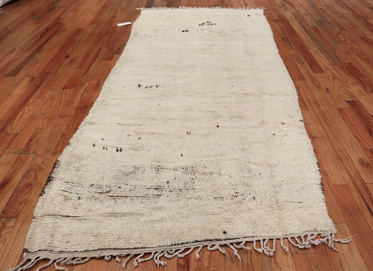 Vintage Ivory Moroccan Rug. Size: 4 ft 3 in x 11 ft (1.3 m x 3.35 m ...