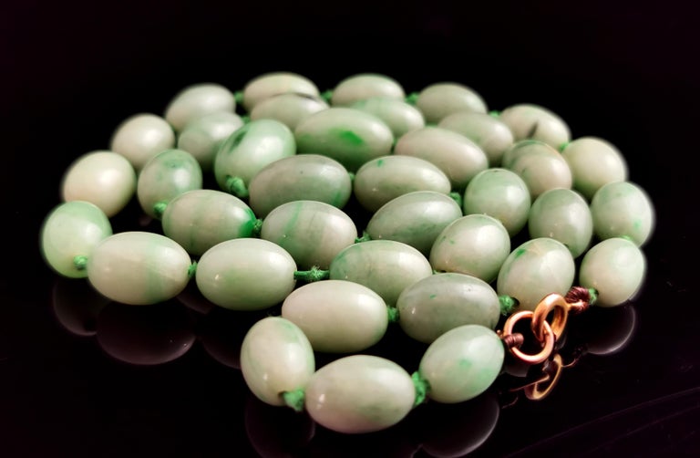 Vintage Jade bead necklace, 9k gold clasp, Art Deco For Sale at 1stDibs