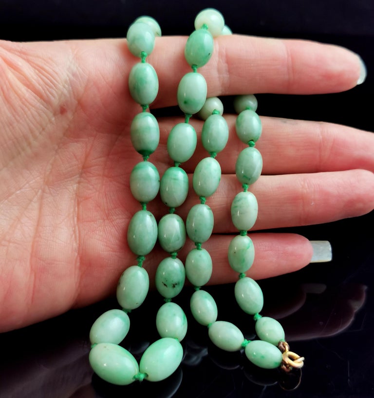 Vintage Jade bead necklace, 9k gold clasp, Art Deco For Sale at 1stDibs