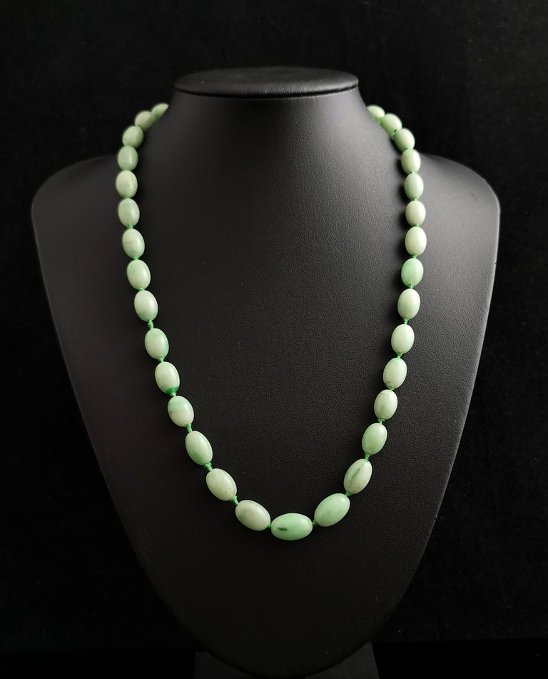 Vintage Jade bead necklace, 9k gold clasp, Art Deco For Sale at 1stDibs
