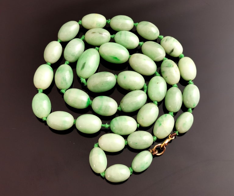 Vintage Jade bead necklace, 9k gold clasp, Art Deco For Sale at 1stDibs
