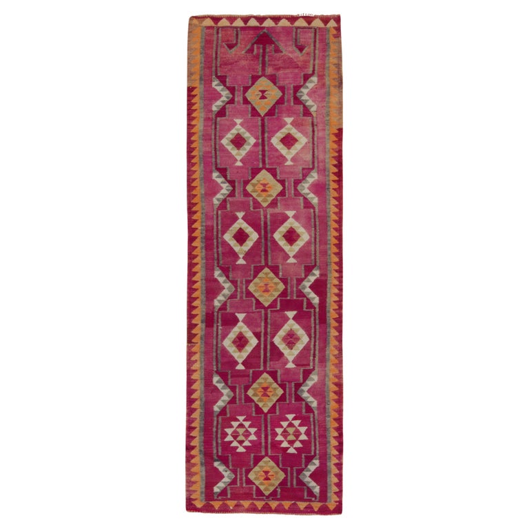 Vintage-Kelim-Läufer Vintage in Rosa, Orange und Grau mit Stammesmuster ...