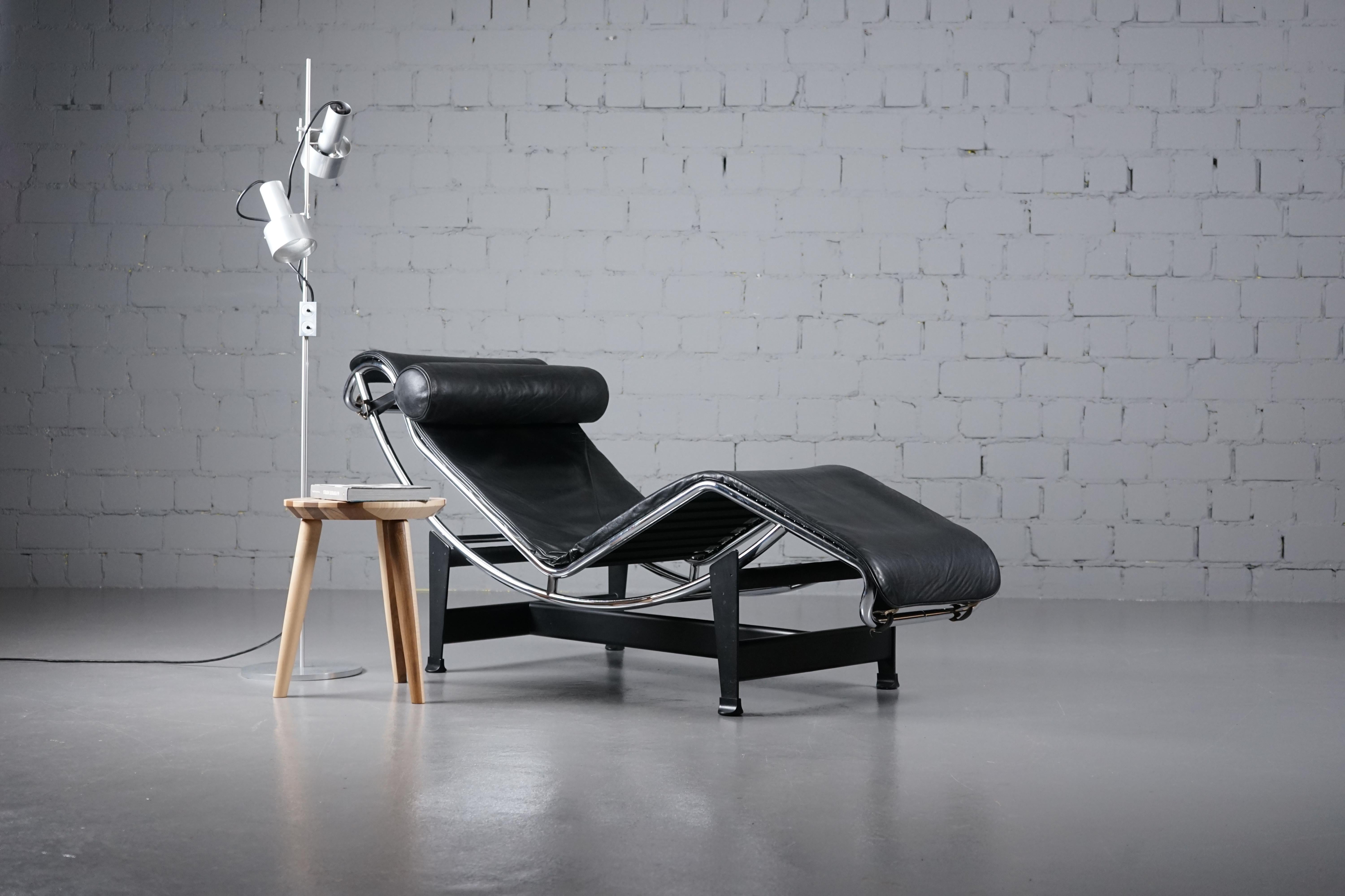 Vintage LC4 Chaise Lounge in Balck Leather by Le Corbusier and Pierre ...