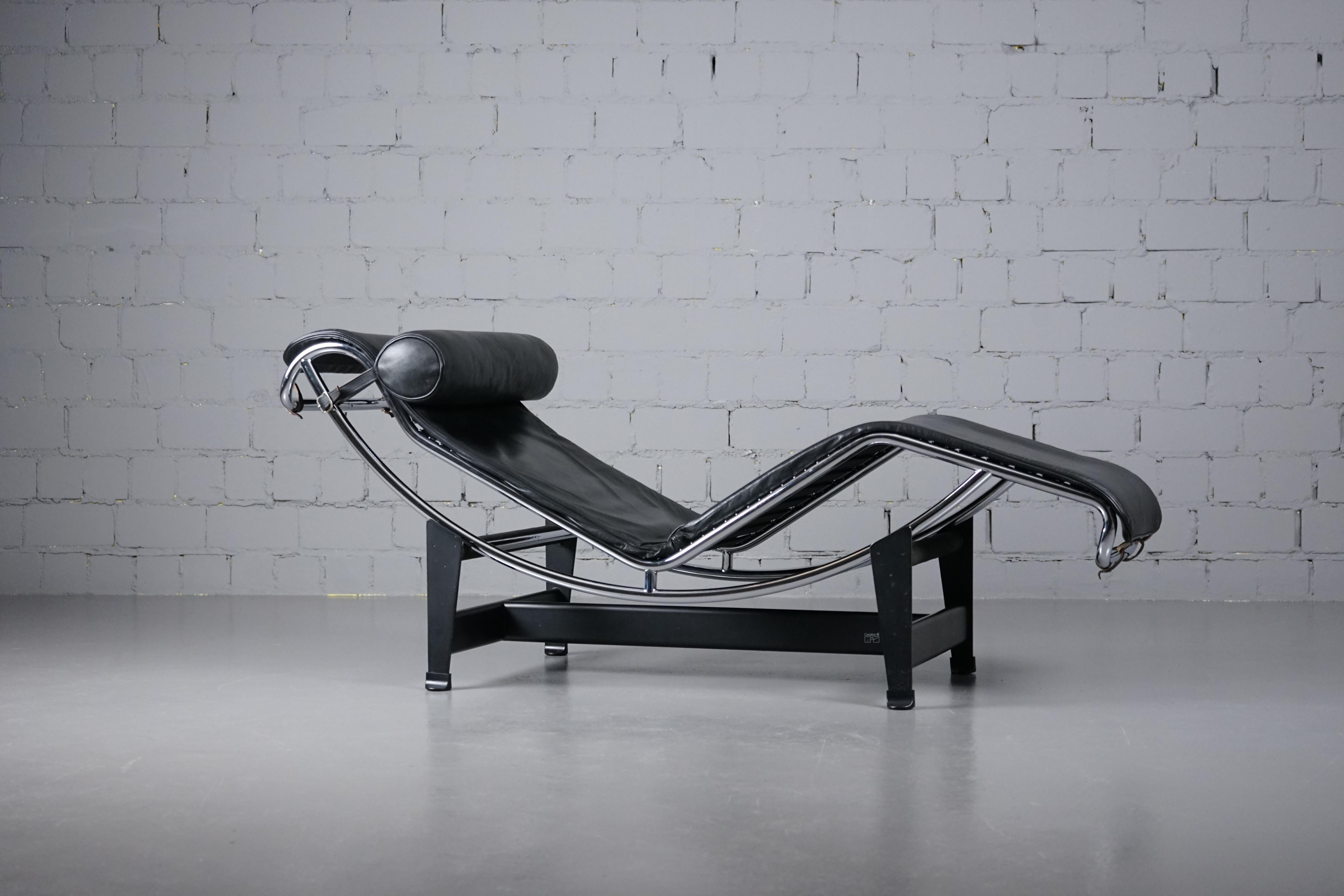 Vintage LC4 Chaise Lounge in Balck Leather by Le Corbusier and Pierre ...