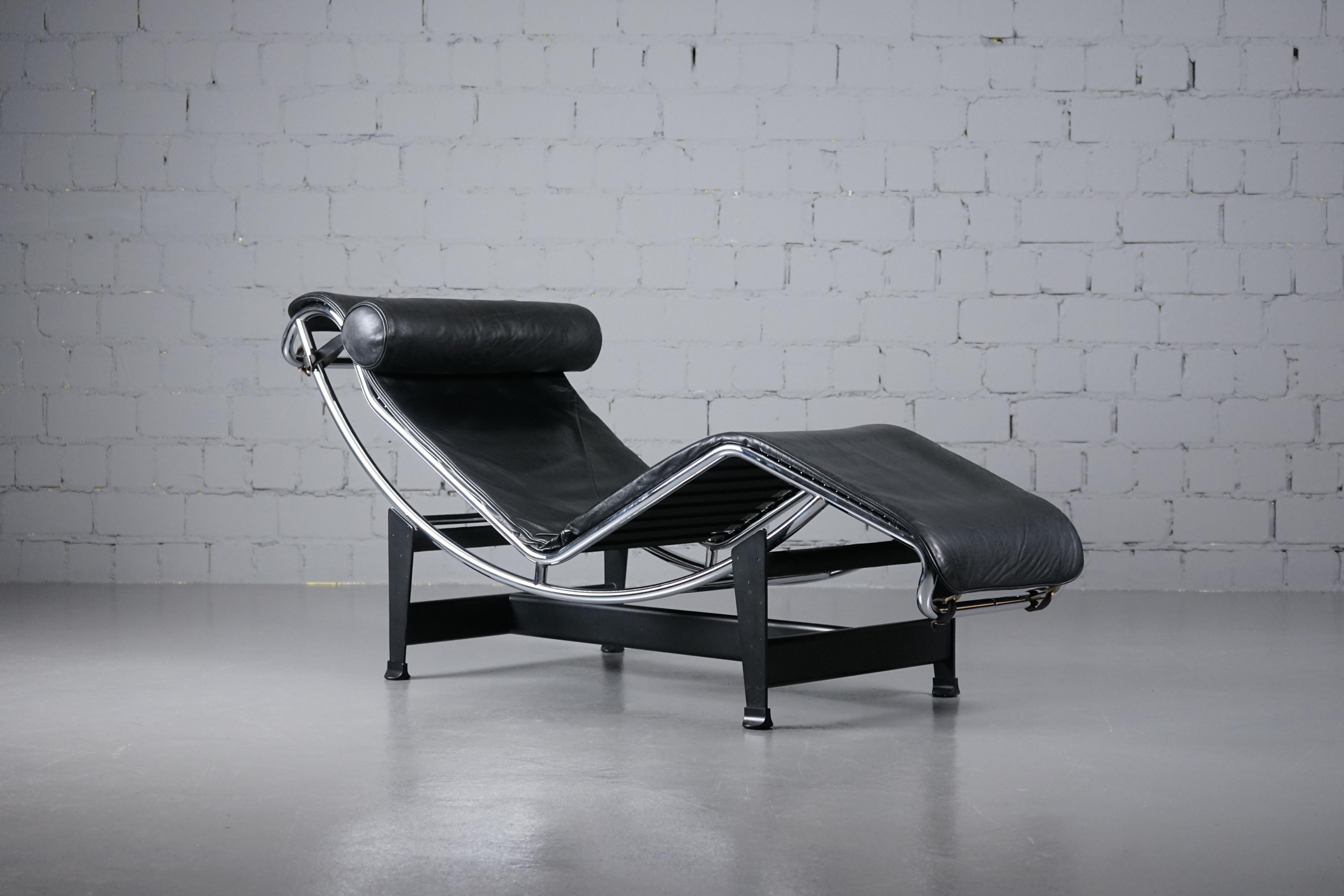 Vintage LC4 Chaise Lounge in Balck Leather by Le Corbusier and Pierre ...
