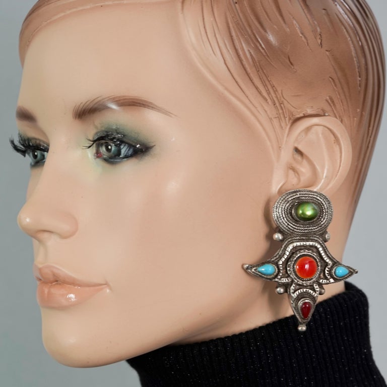 Massives CLAIRE DEVE Ethnic-Ohrringe mit Juwelen im Angebot bei 1stDibs