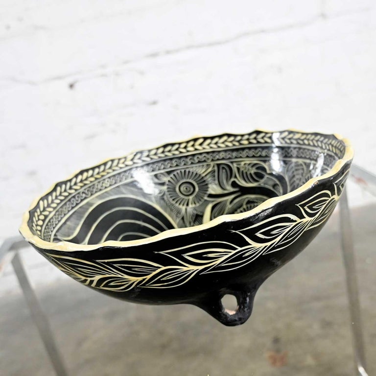 Vintage Mexican Pottery Black and White Fantasia Design Tri-Leg Fluted ...