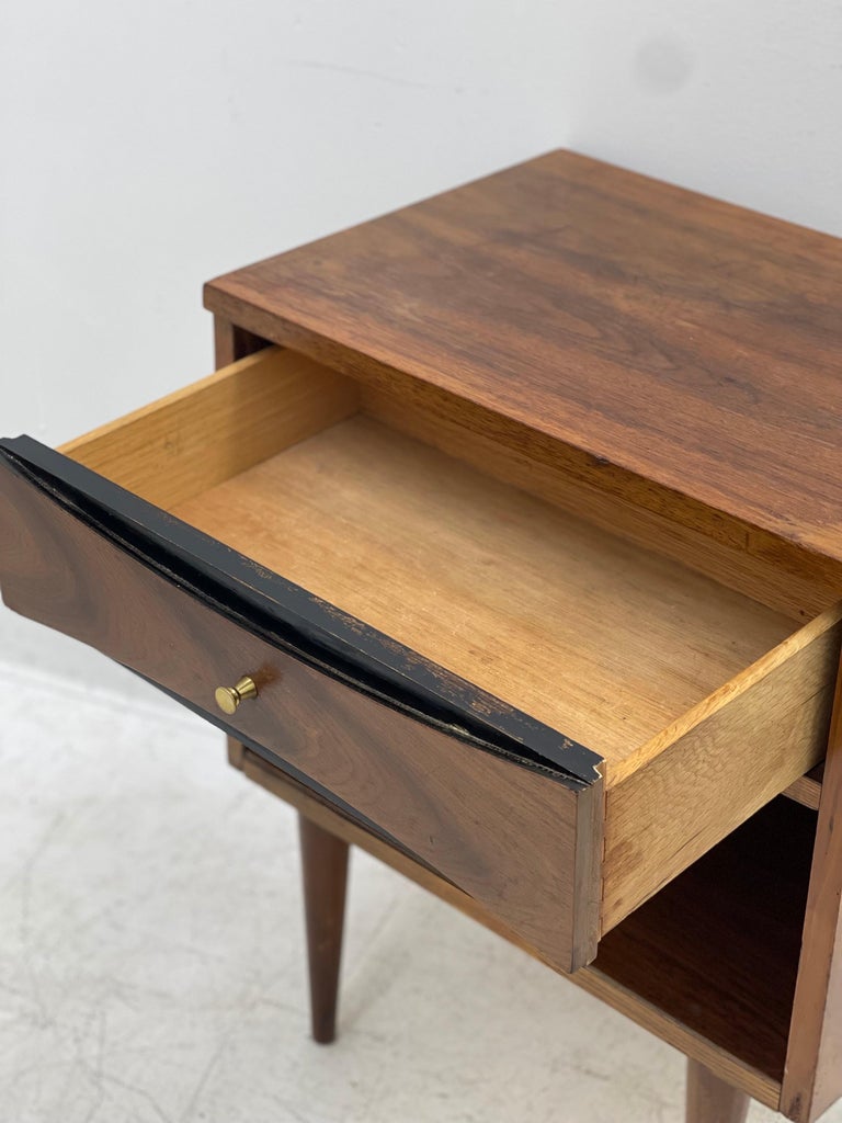 Vintage Mid-Century Modern End Table Dovetail Drawer For Sale at 1stDibs