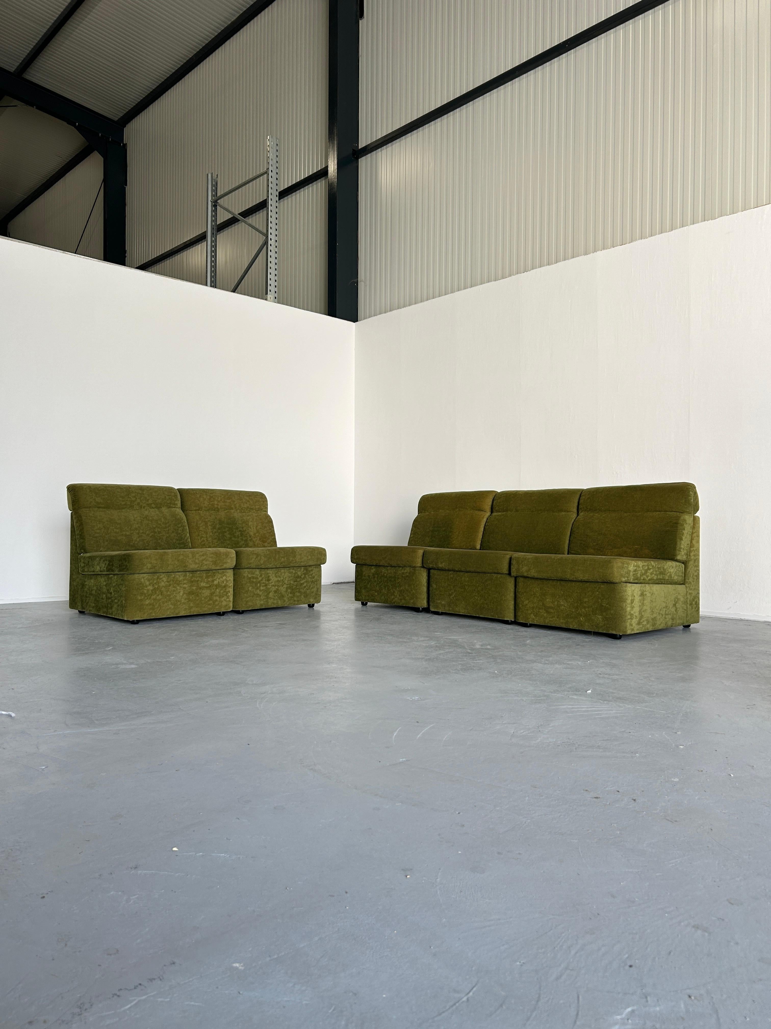 Vintage Mid-Century-Modern Italian Modular Sofa in Green Velvet, 1970s ...