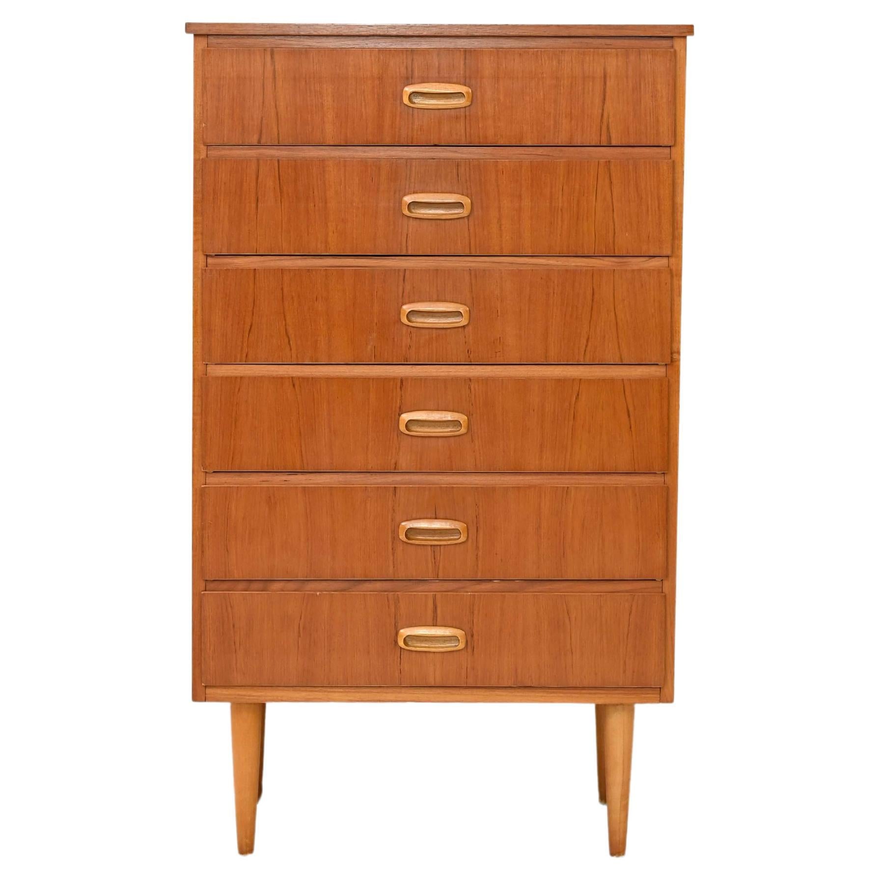 Modern Antique Chest of Drawers with Four Drawers For Sale at 1stDibs