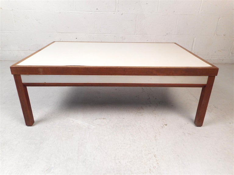 Vintage Modern Coffee Table For Sale at 1stDibs