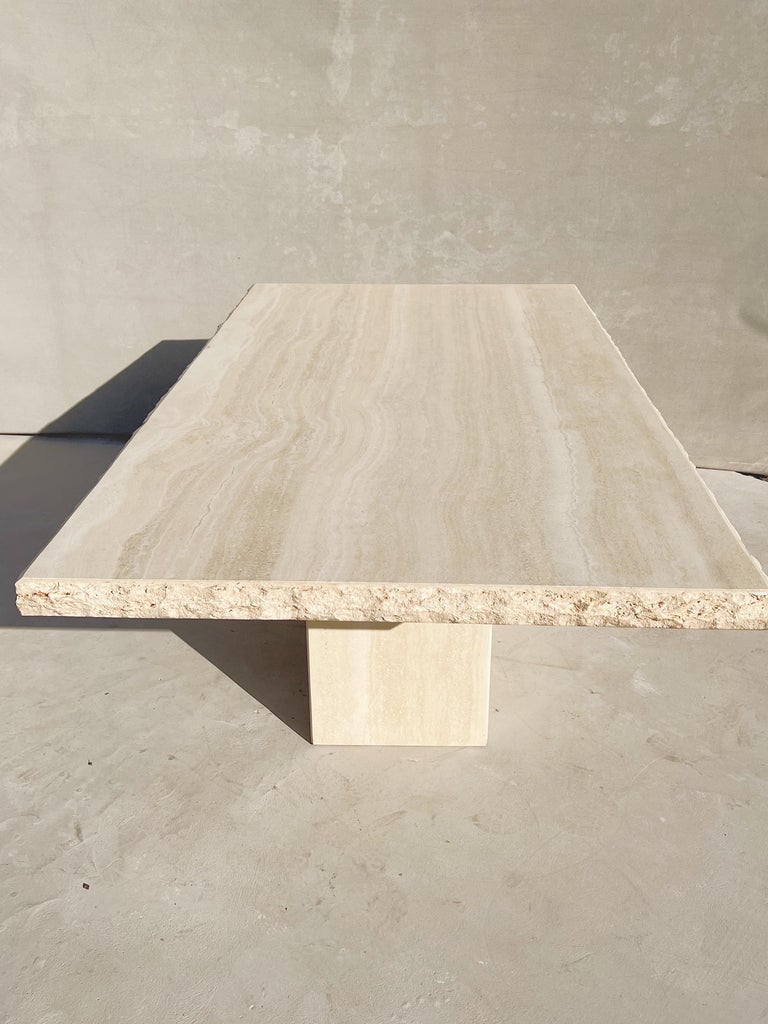 Rechteckiger Esstisch aus italienischem Travertin mit Rohrand im ...