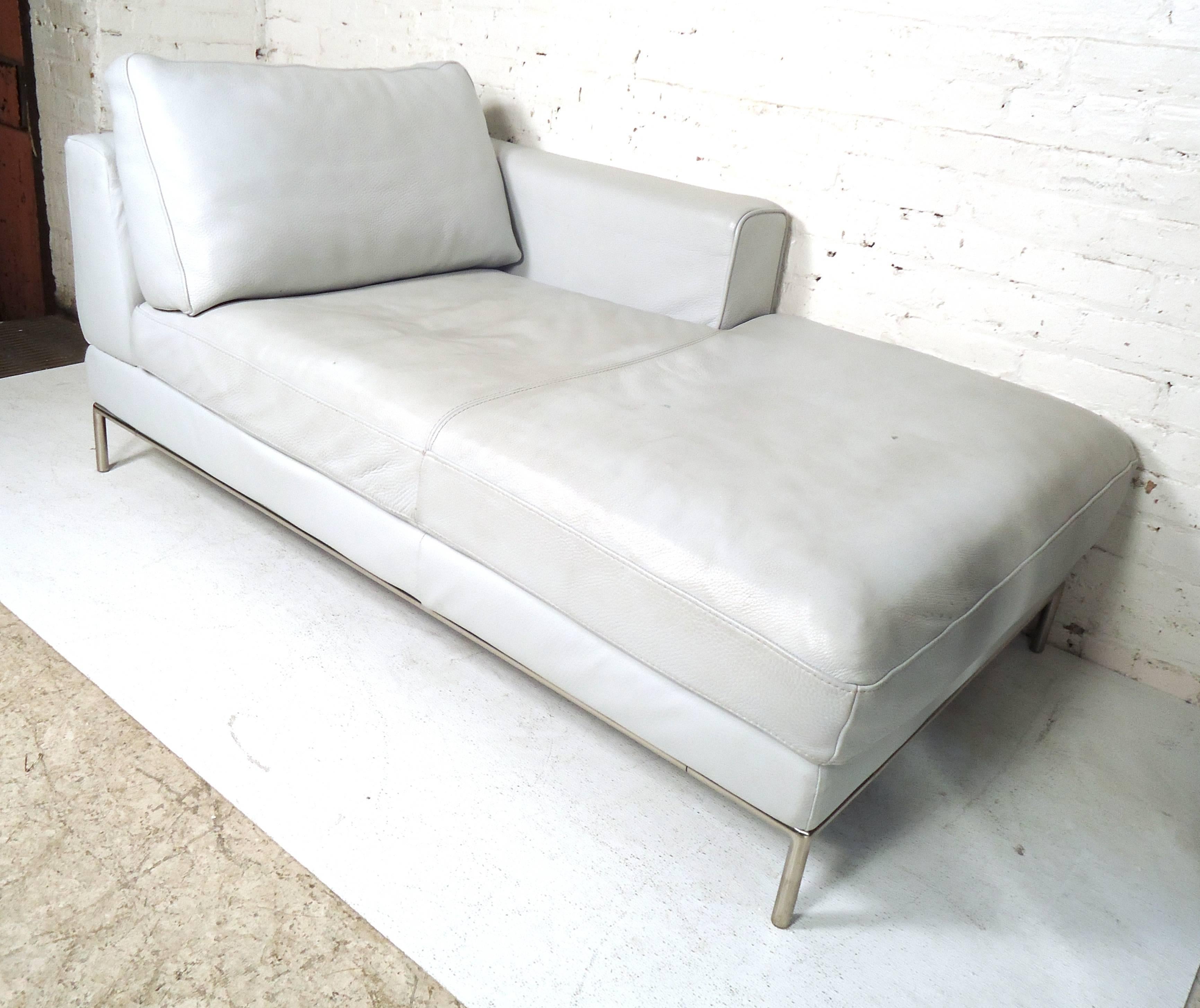 Vintage Modern White Settee For Sale at 1stDibs
