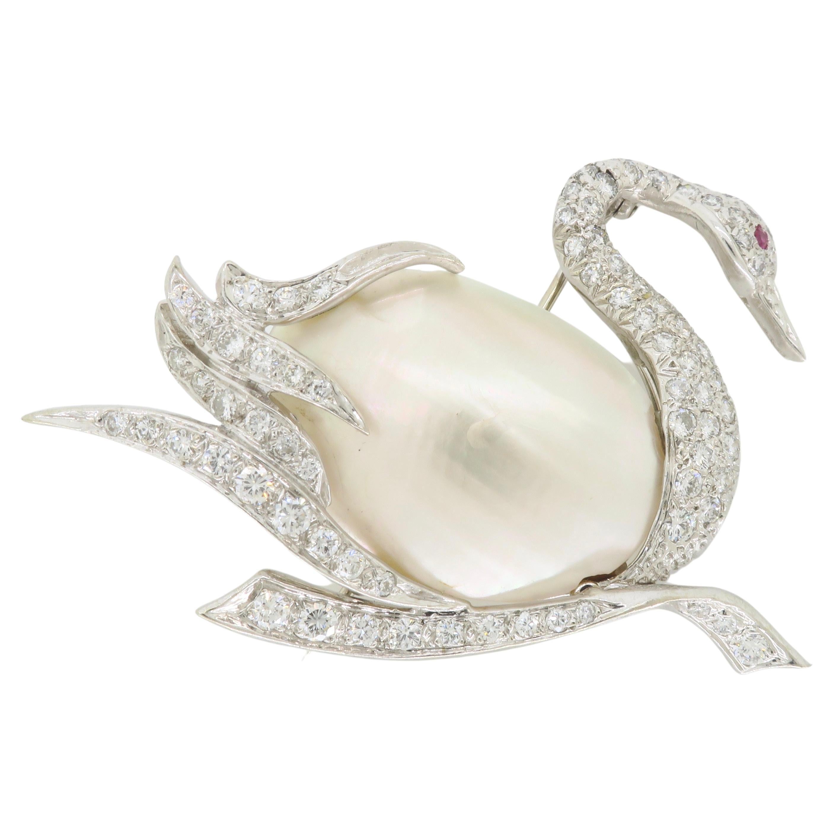 Vintage Swan Pearl Brooch in Yellow Gold For Sale at 1stDibs