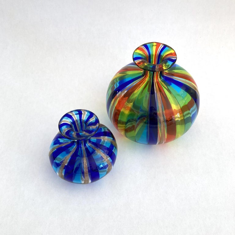 Kleine mundgeblasene gestreifte Vintage-Knospenvasen aus Muranoglas in ...