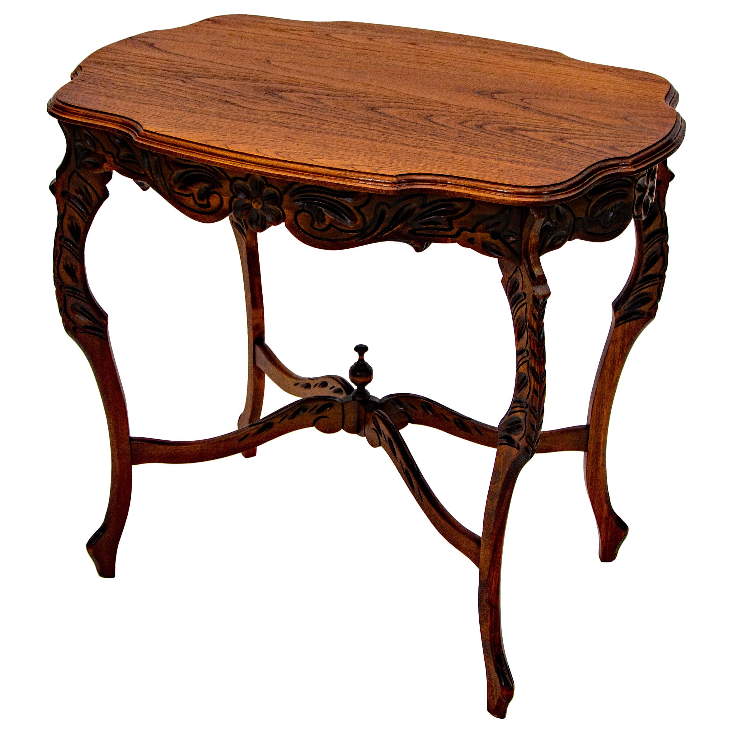 Vintage Occasional Table, Walnut Finish For Sale at 1stDibs