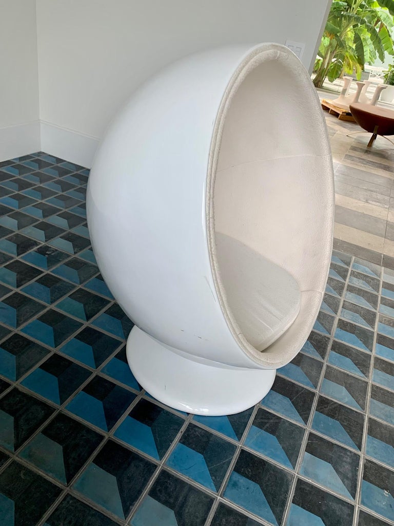 Vintage Pair of Ball Chairs in the Design of Eero Aarnio For Sale at ...