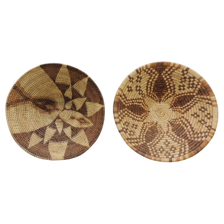 Vintage Pair of Woven Round Baskets For Sale at 1stDibs