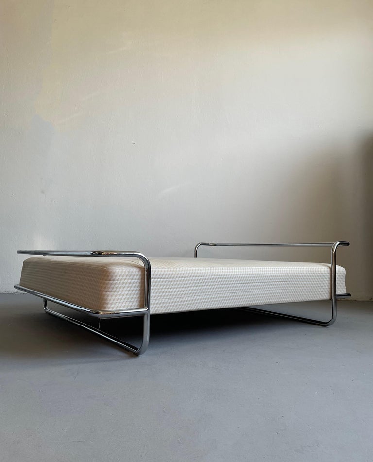 Cadre de lit vintage chromé King "Kromvik" par Ikea En vente sur 1stDibs