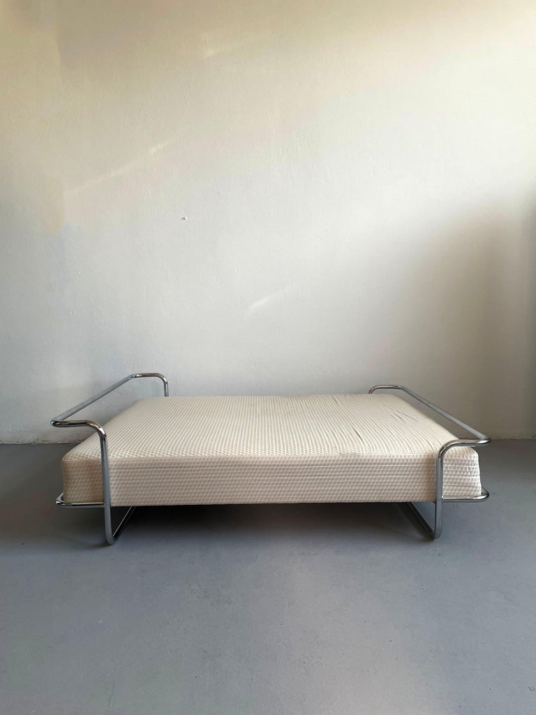 Cadre de lit vintage chromé King "Kromvik" par Ikea En vente sur 1stDibs