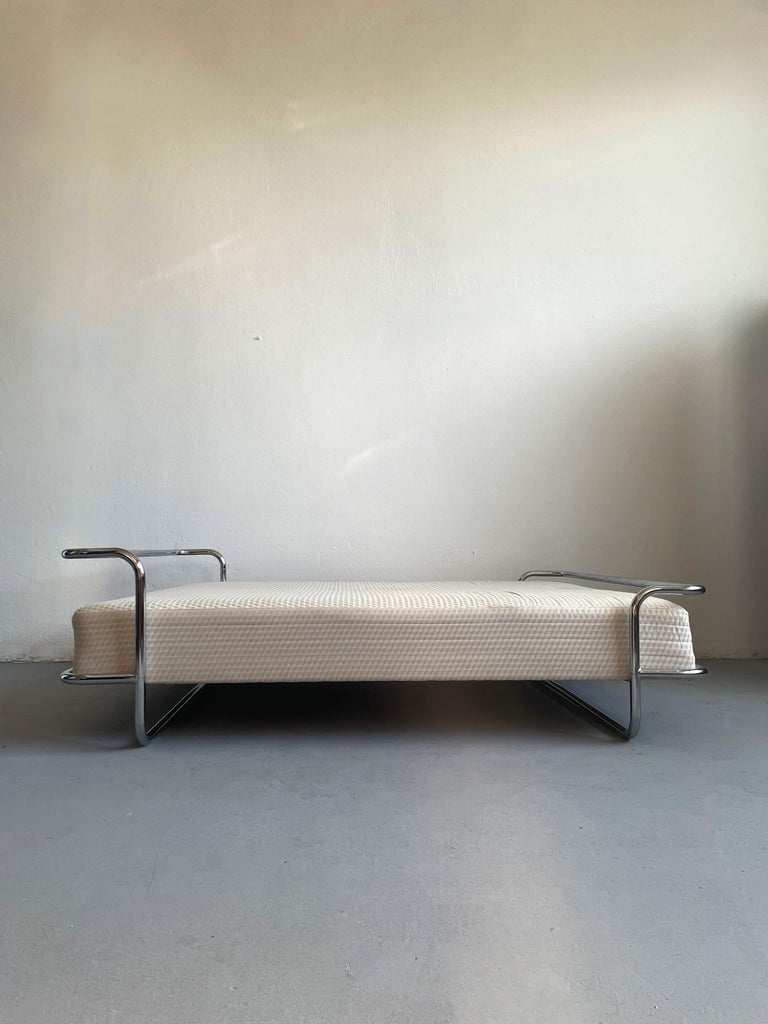 Cadre de lit vintage chromé King "Kromvik" par Ikea En vente sur 1stDibs