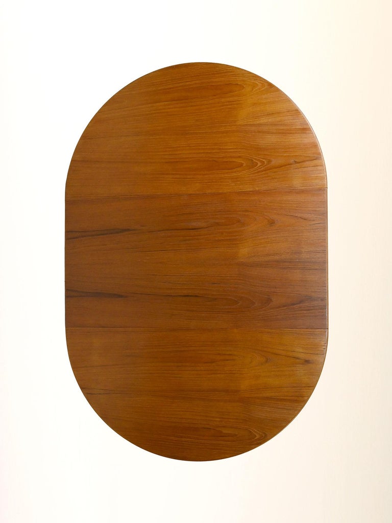 Vintage Round Extendable Table For Sale at 1stDibs