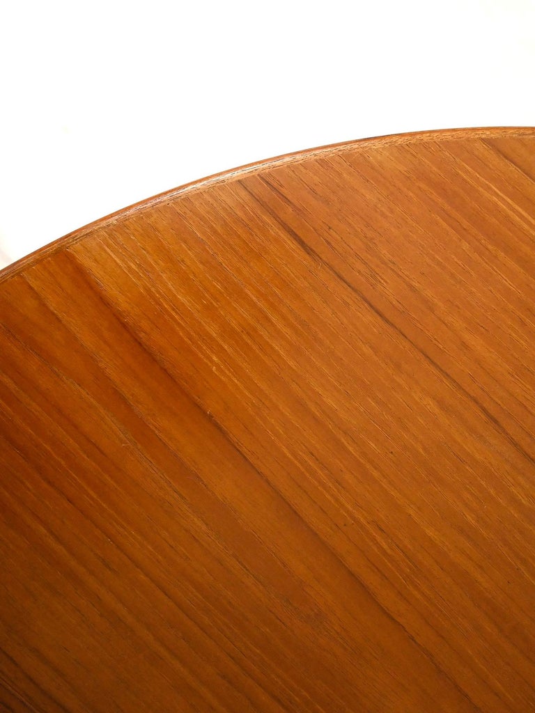 Vintage Round Extendable Table For Sale at 1stDibs