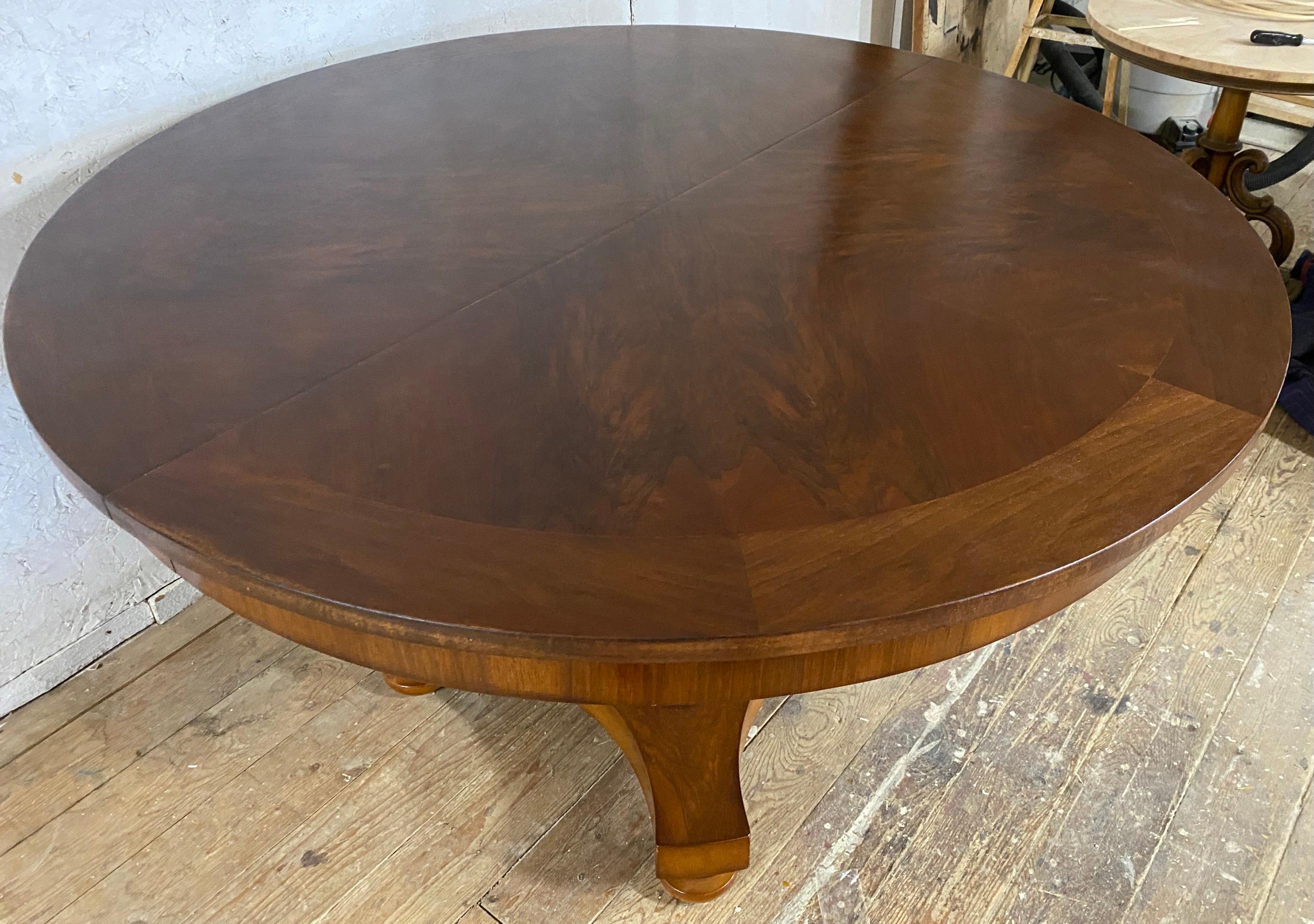 Vintage Round Pedestal Dining Table For Sale at 1stDibs