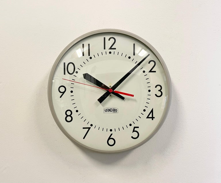 Vintage Schul-Wanduhr von Standard Electric, 1970er Jahre im Angebot ...