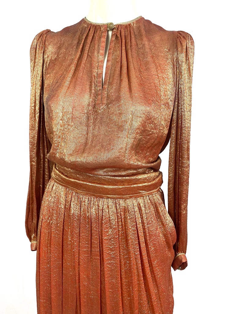 Ensemble vintage des années 1970 par Yves Saint Laurent en lamé de soie or et bronze En vente ...